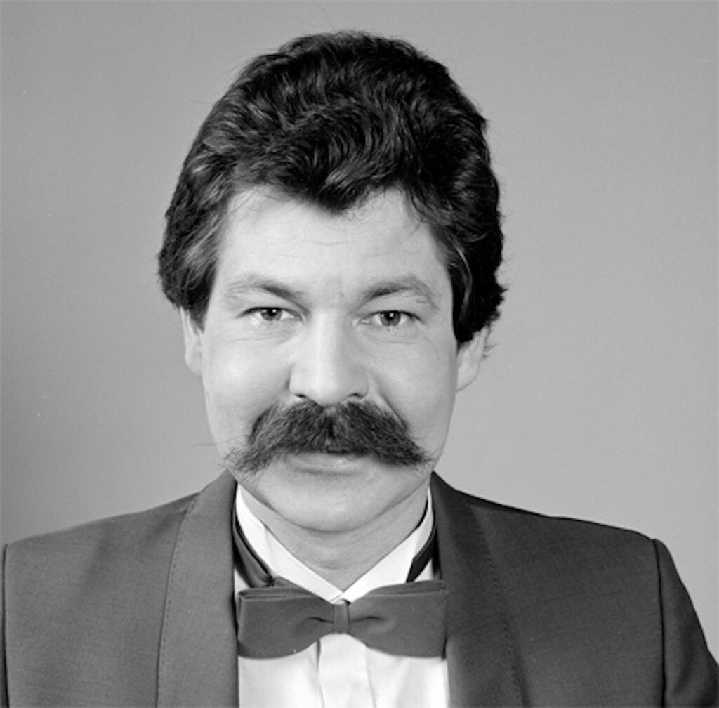 Voormalig presentator Chiel Montagne (80) overleden – Plenaire