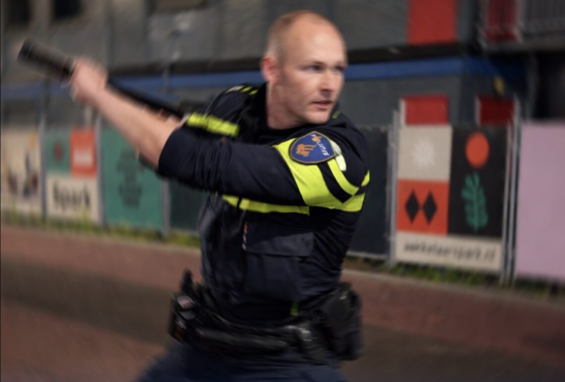 Nieuwe beelden zorgen voor discussie: steun jij de Utrechtse agent ...